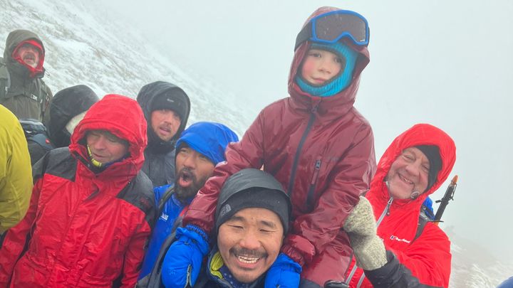 Campaña de Leon Astley : Harry climbing Snowdon for Curtis Palmer Programme